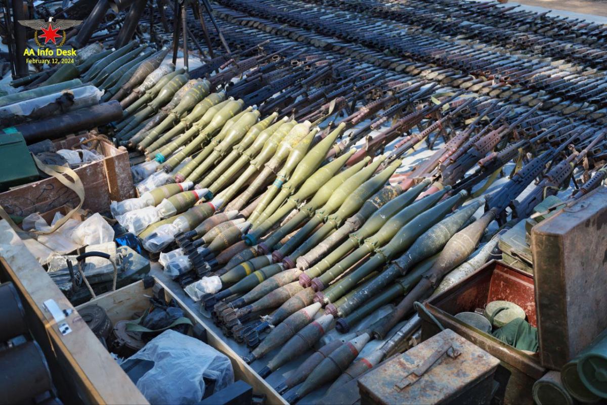 မြောက်ဦးအခြေစိုက် ခမရ ၃၇၇ နှင့် ခမရ ၃၇၈ တို့မှ သိမ်းဆည်းရမိသော လက်နက်ခဲယမ်းမီးကျောက်များအား