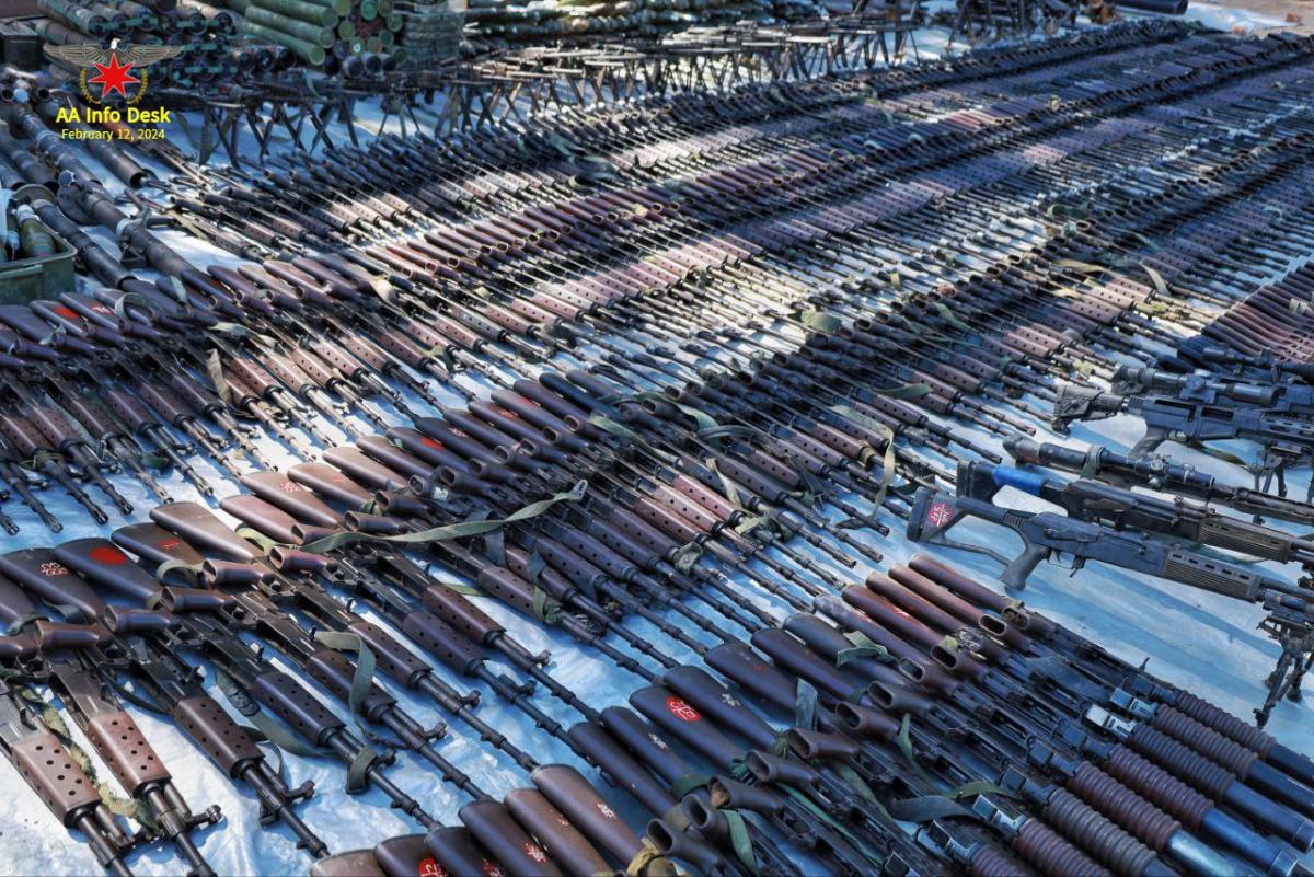 မြောက်ဦးအခြေစိုက် ခမရ ၃၇၇ နှင့် ခမရ ၃၇၈ တို့မှ သိမ်းဆည်းရမိသော လက်နက်ခဲယမ်းမီးကျောက်များအား