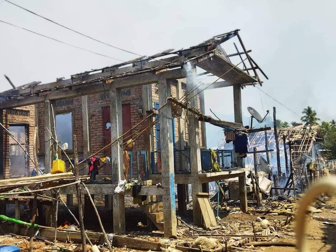 လောင်းလုံးရှိ ကျေးရွာနှစ်ရွာမှ အိမ် ၁၀၀ ကျော်ကို စစ်ကောင်စီ မီးရှို့ဖျက်ဆီး၊ မီးငြိမ်းသူ ရ