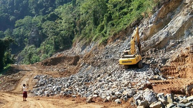 ကျောက်ထုတ်သည့် လွန်းညတောင်ခြေတွင် ဒေသခံရွာသားများ အမည်မသိ သေနတ်သမား၏ ပစ