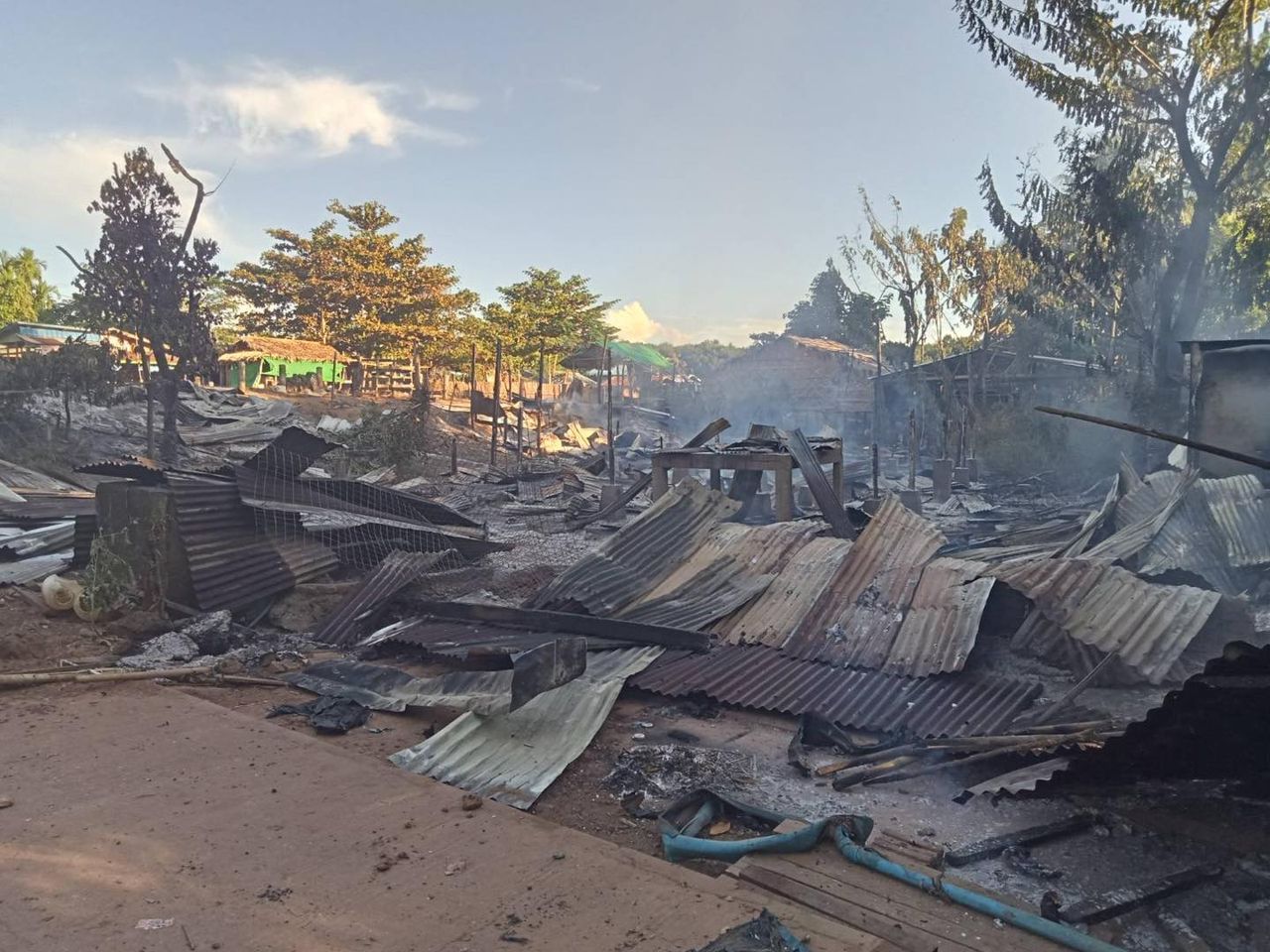 ညောင်လေးပင်တိုက်ပွဲအတွင်း ဒေသခံနေအိမ်အလုံး ၂၀ ထက်မနည်း မီးရှို့ဖျက်ဆီးခံရ နိုင်ငံတကာမြန်မာ့သတင်း