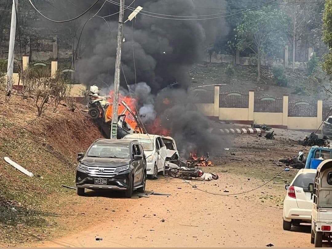 လားရှိုး ဗုံးပေါက် ၄ ဦးသေ၊ ၁၀ ဦး အထက် ထိခိုက်ဒဏ်ရာရ နိုင်ငံတကာမြန်မာ့သတင်း