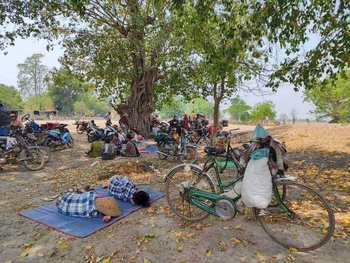 ခင်ဦးမြို့နယ် အနောက်ခြမ်းတွင် စစ်ကောင်စီတပ်က စစ်ကြောင်းထိုးနေ၍ ဒေသခံ ၉ ၀၀၀ ခန့် စစ်ရှောင်နေရ