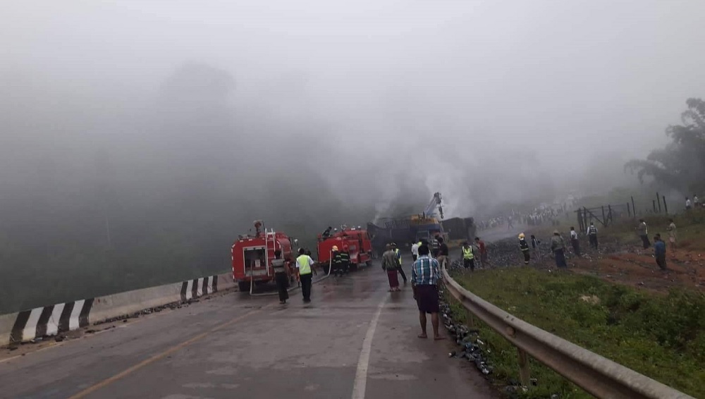 မြဝတီ-ကော့ကရိတ် အာရှလမ်းပေါ် ကား ၂ စီး တိုက်မှုကြောင့် လူ ၃ ဦးမီးလောင ...