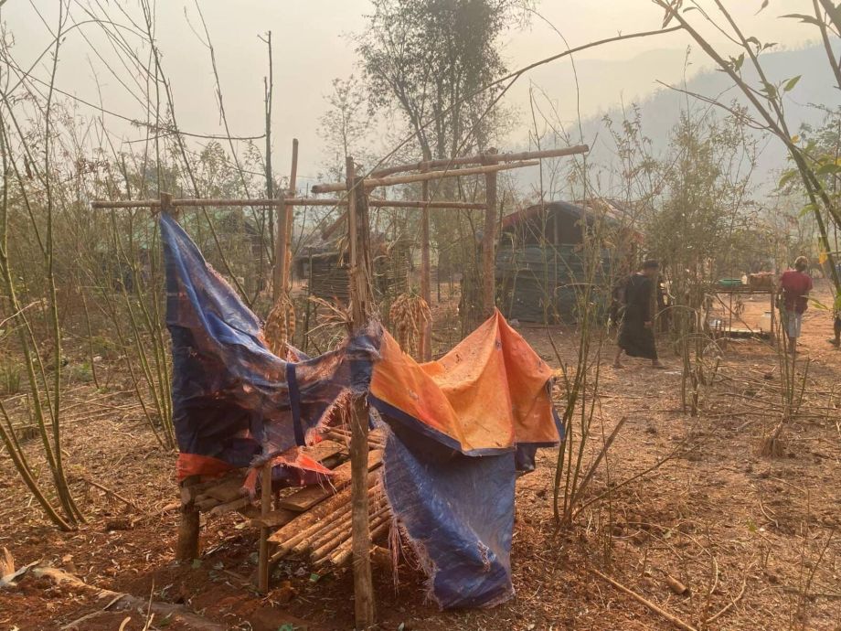 ကရင်နီ စစ်ရှောင်စခန်းတစ်ခုကို စစ်ကောင်စီက ဗုံးအလုံးရေ ၁၅ လုံးကြဲချ၊ အမျိုးသားတစ်ဦး ထိခိုက်ဒဏ