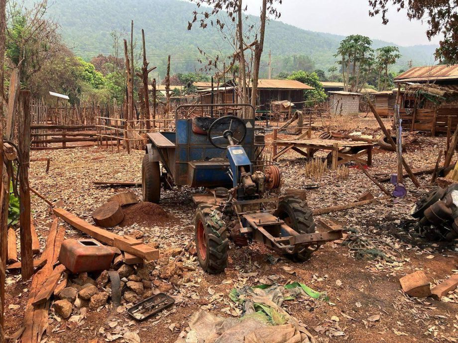 ဒီးမော့ဆိုမြို့နယ်အရှေ့ဘက်ခြမ်းမှ ဒေသခံနေအိမ်ရှိ ပစ္စည်းတွေ အမြောက်အများ မီးရှို့ဖျက်ဆီးခံရ