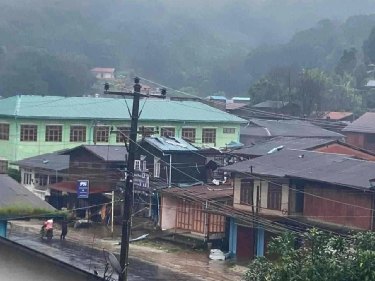 မိုးကုတ်မြို့ပေါ် စစ်ကောင်စီတပ် မိုးရွာထဲ ဂျက်ဖိုက်တာဖြင့် ဆက်တိုက်ဗုံးကြဲ၊ အရပ်သားထိခိုက်မှုရှိ