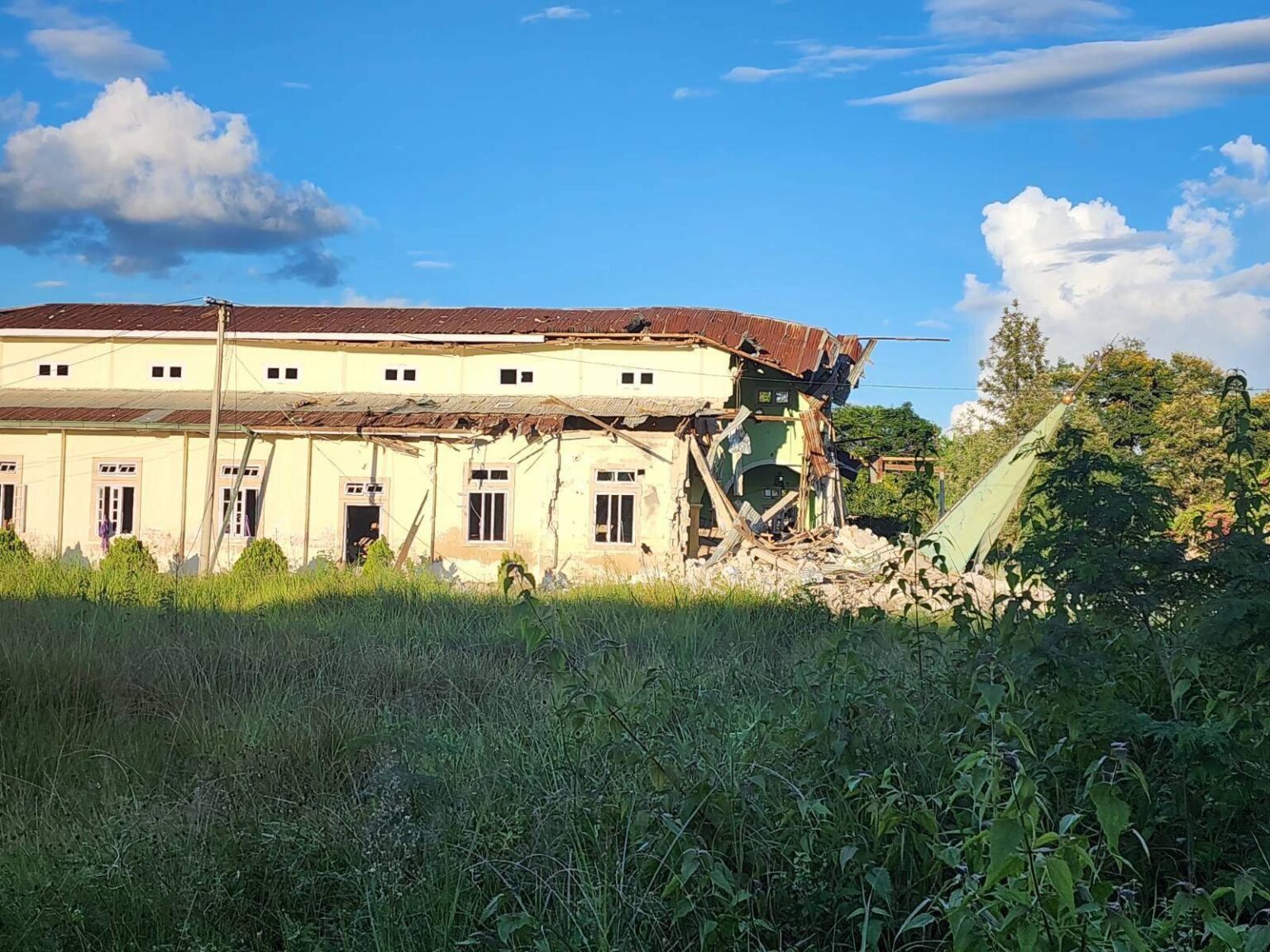 ဒီးမော့ဆိုအနောက်ခြမ်းက တနန်းဥကွိုင် ဘုရားကျောင်းကို စစ်ကော်မရှင် ဗုံးကြဲတိုက်ခိုက် နိုင်ငံတကာမ