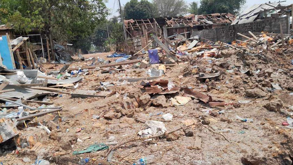 စစ်တပ်က သင်္ဃန်းညီနောင်ကျေးရွာအုပ်စုကို လေယာဉ်ဖြင့် ဆက်တိုက်ဗုံးကြဲတိုက်ခိုက်နေ နိုင်ငံတကာမြန