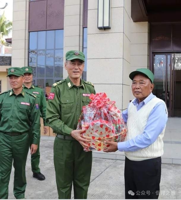 "ဝ"နှင့် ကိုးကန့်ခေါင်းဆောင်များ ပန်ဆိုင်း၌ တွေ့ဆုံ | နိုင်ငံတကာမြန်မာ့သတင်း