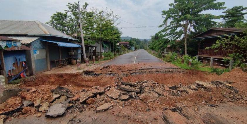 The regime destroys main road linking Kawkareik and Kyainseikgyi ...