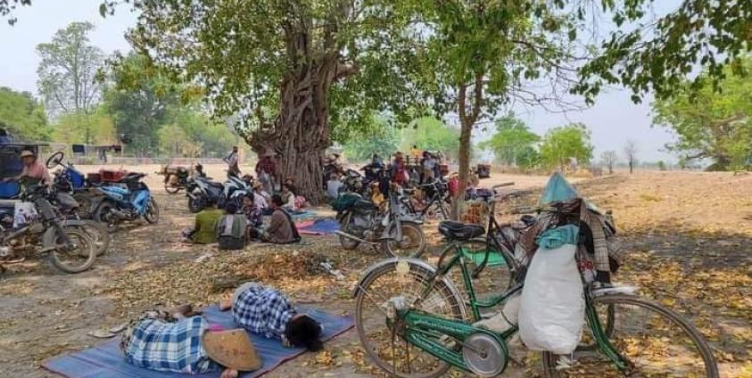 ခင်ဦးမြို့နယ် အနောက်ခြမ်းတွင် စစ်ကောင်စီတပ်က စစ်ကြောင်းထိုးနေ၍ ဒေသခံ ၉ ၀၀၀ ခန့် စစ်ရှောင်နေရ