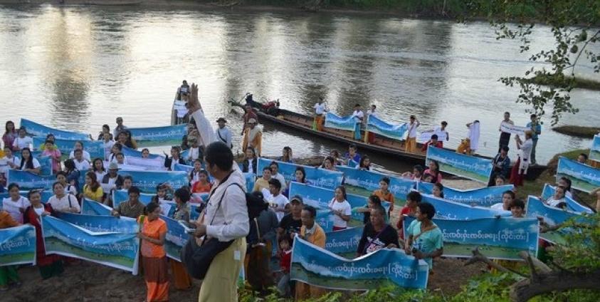 Hundreds protest dam on Namtu River | Burma News International